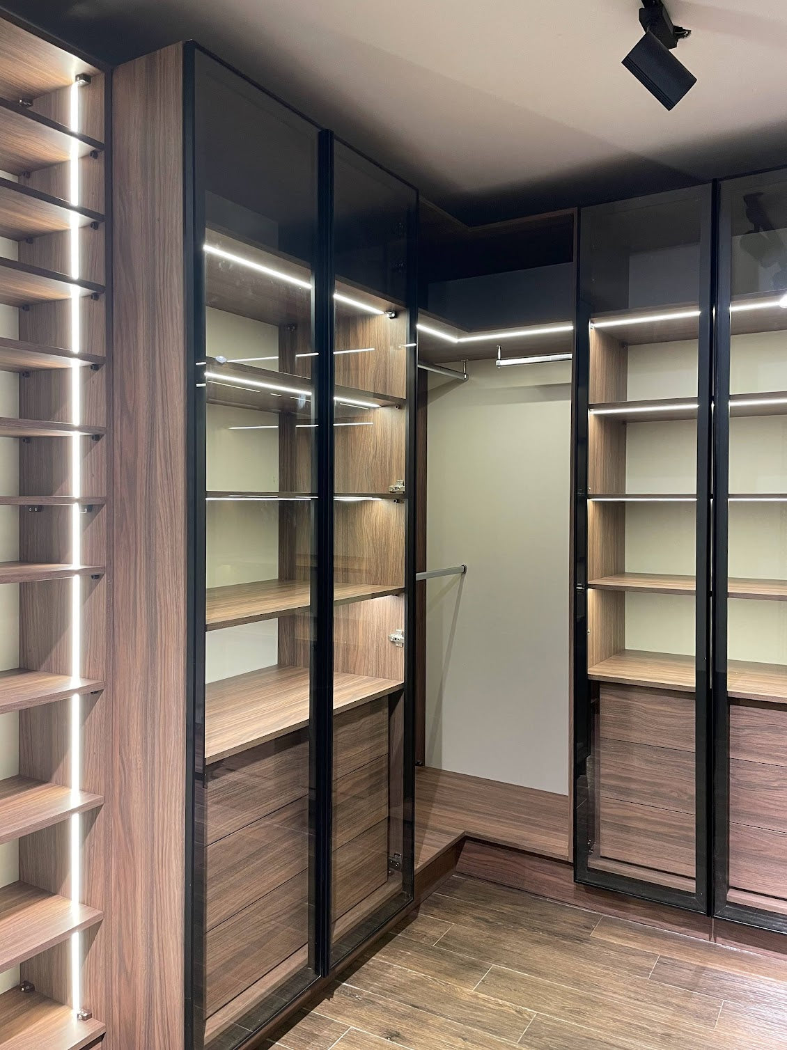 Dark modern Dressing room with Aluminum doors – WoodWorkersEG