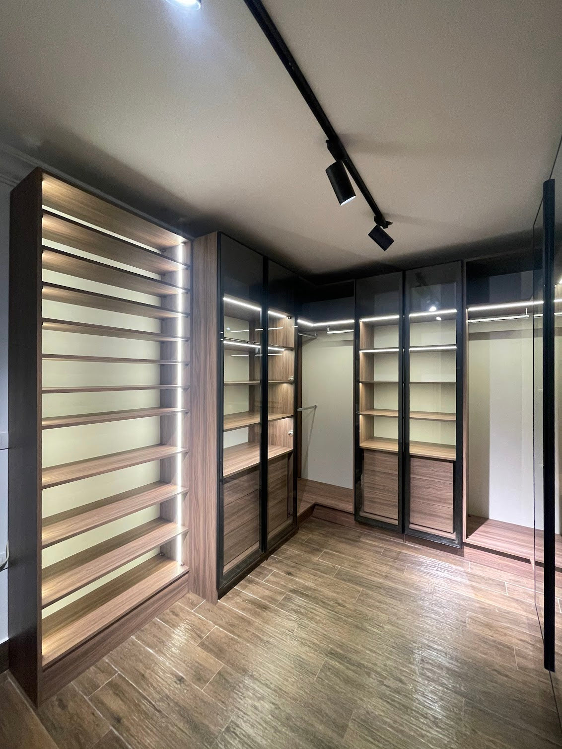 Dark modern Dressing room with Aluminum doors – WoodWorkersEG