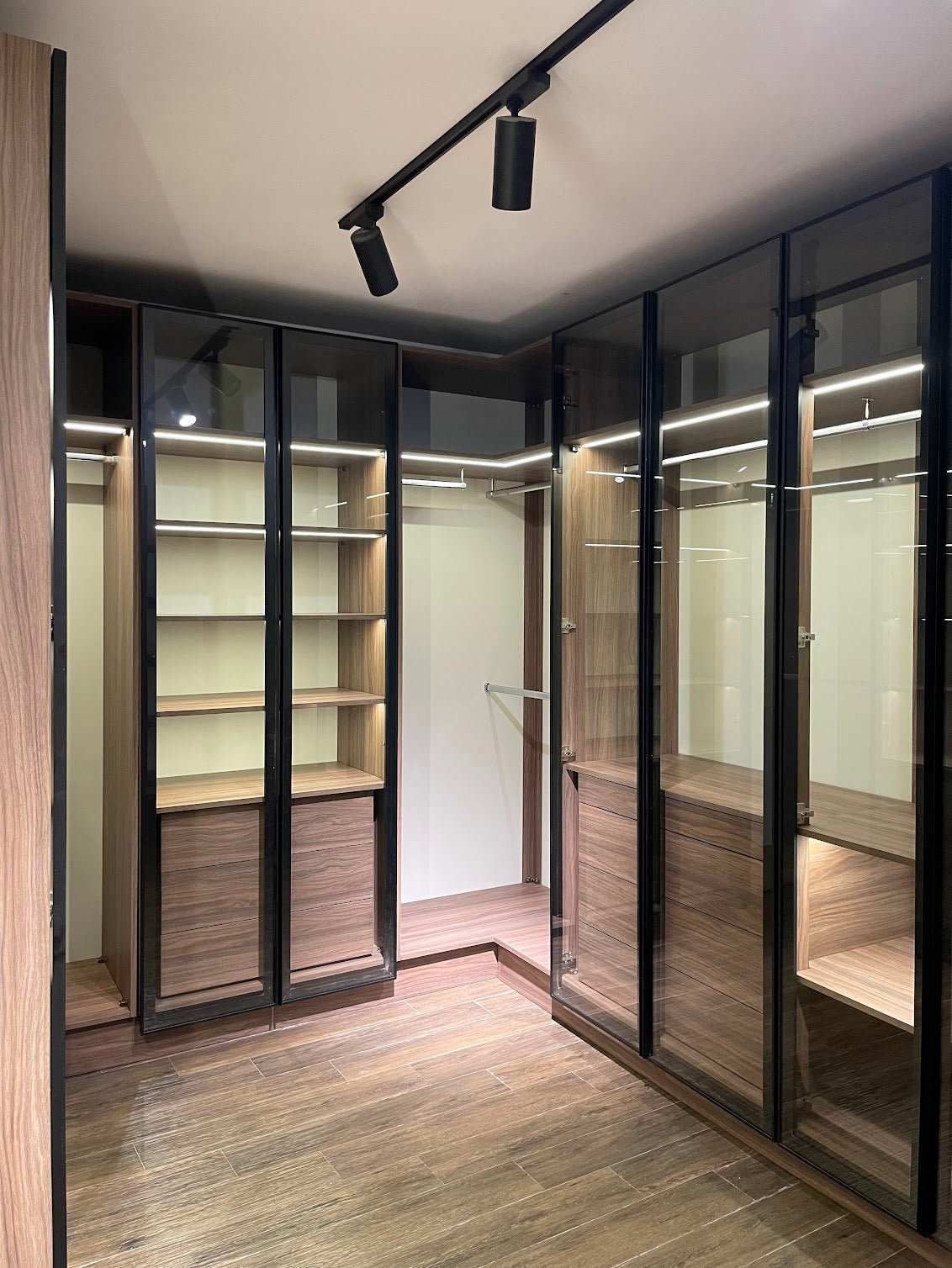 Dark modern Dressing room with Aluminum doors – WoodWorkersEG