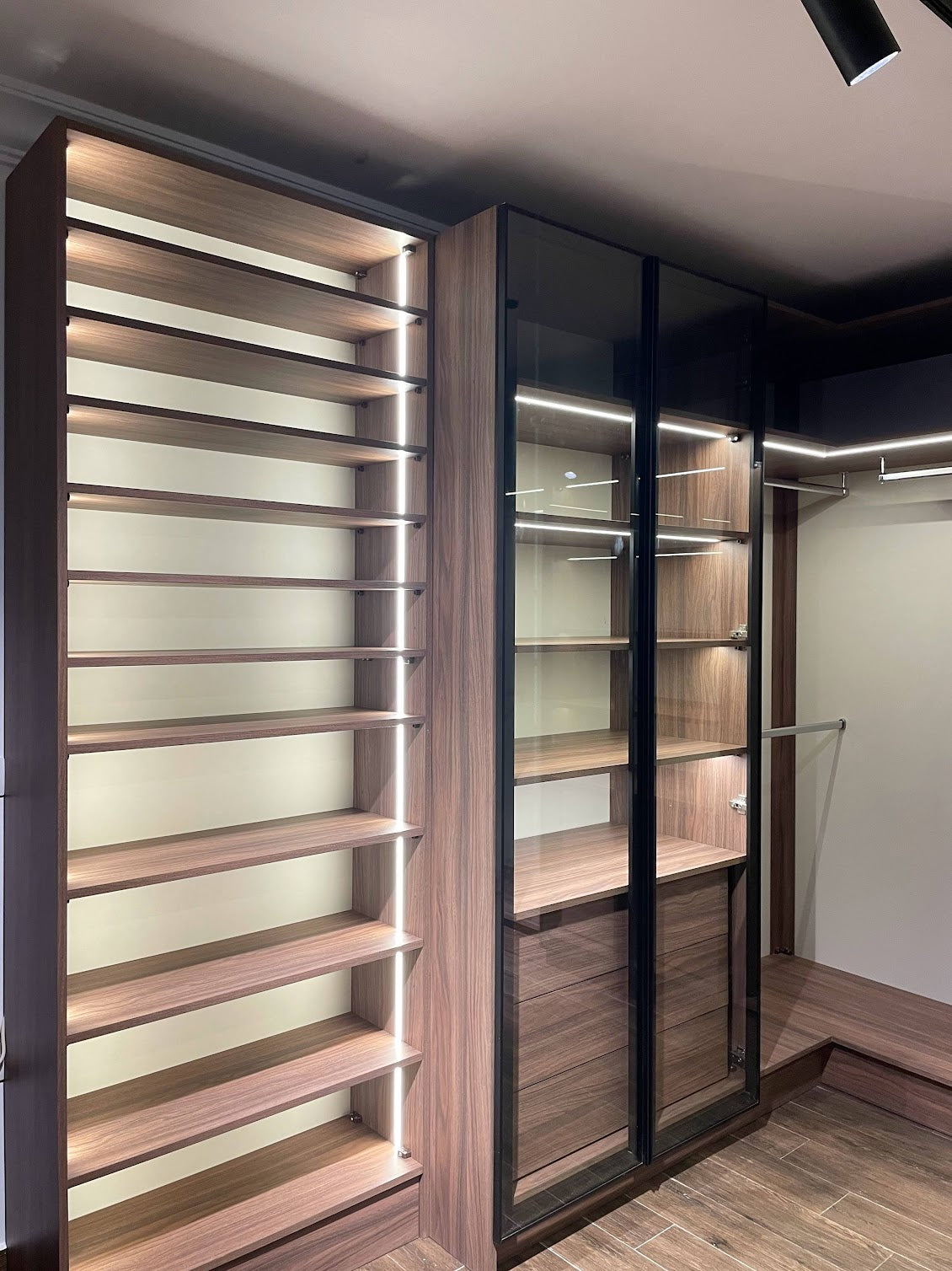 Dark modern Dressing room with Aluminum doors – WoodWorkersEG